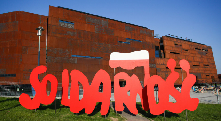 Autor znaku Solidarność poparł Europejskie Centrum Solidarności w ...